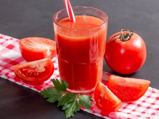Zumo de Tomate Casero🍅 ¡Cómo hacerlo +Beneficios! - Recetasdebatidos.com